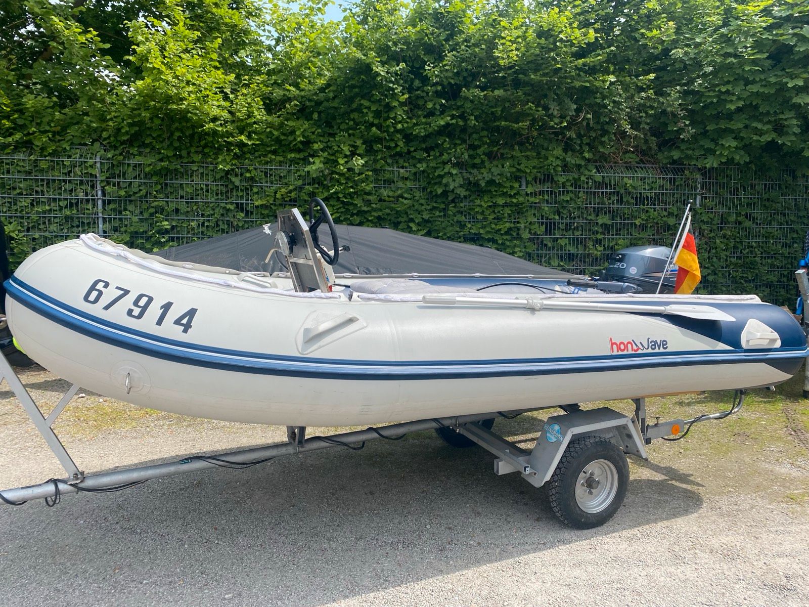 Schlauchboot Honwave mit Yamaha F20 und Trailer 3.590 € - Tema Marine